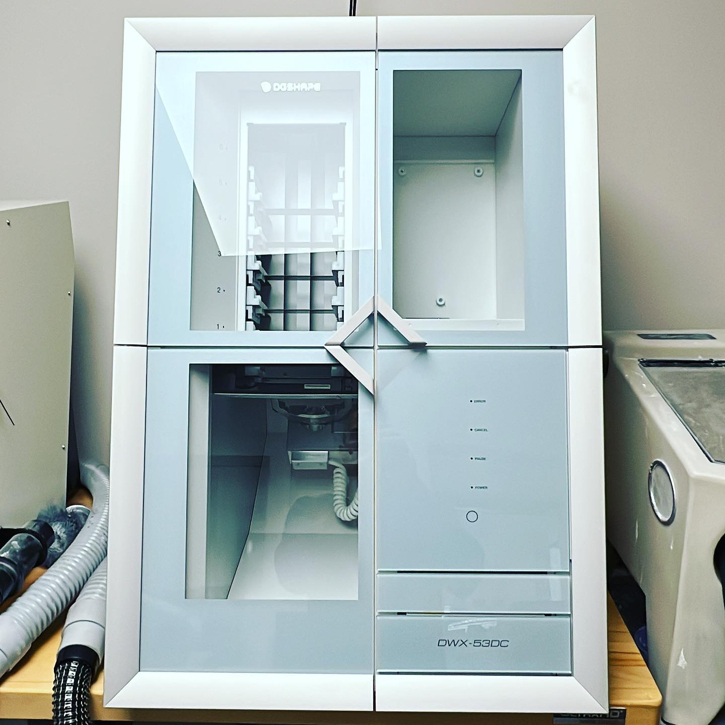 Roland DWX-53DC Dry Dental Mill with Automatic Disc Changer – Anuntul Meu